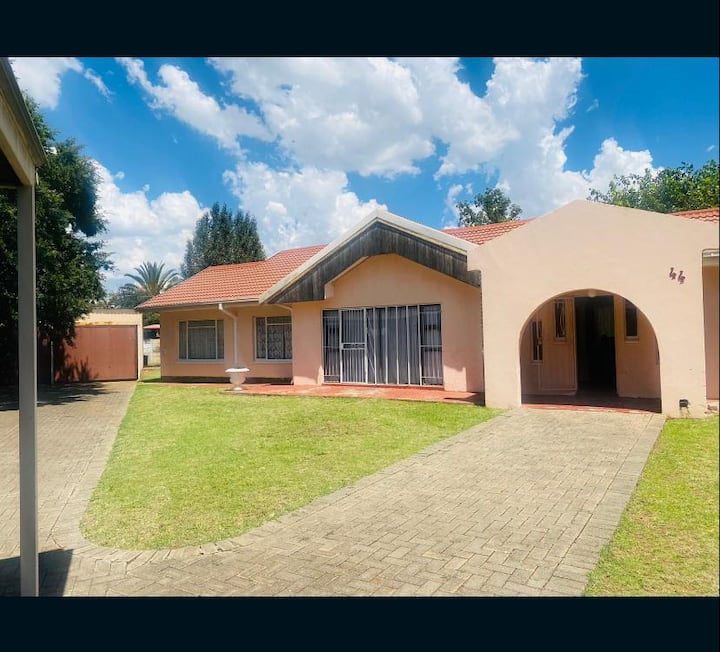 Very Spacious And Clean House. - Bloemfontein