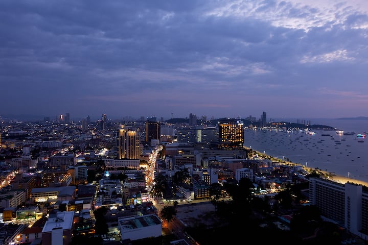 Pattaya市中心f39超高城市海景房｜步行至海滩、六巷soi6、步行街、好莱坞｜顶楼无边泳池 - Pattaya