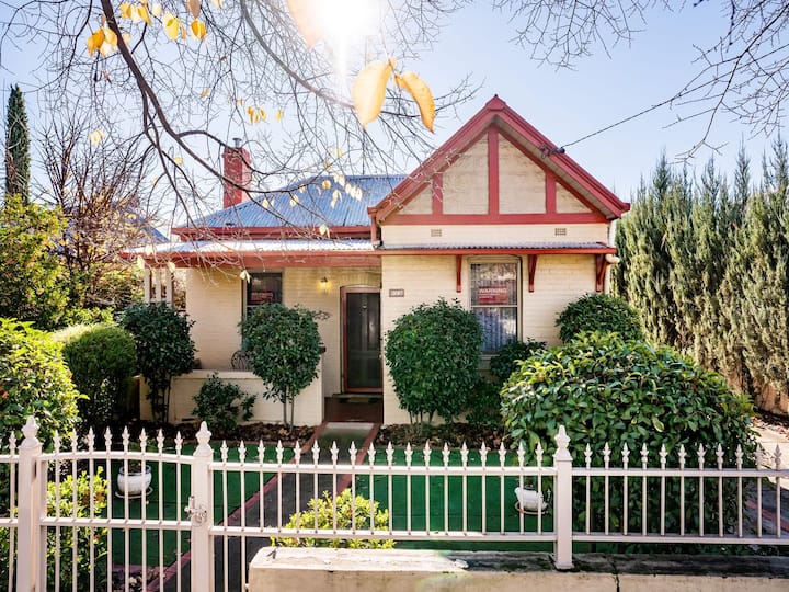 Charming Central Albury Cottage - Albury
