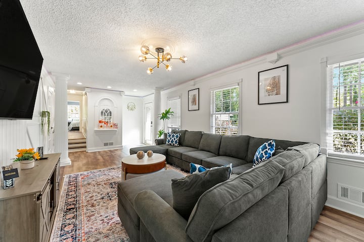 Grand Vista Retreat: The Grand Poolside Escape - Atlanta