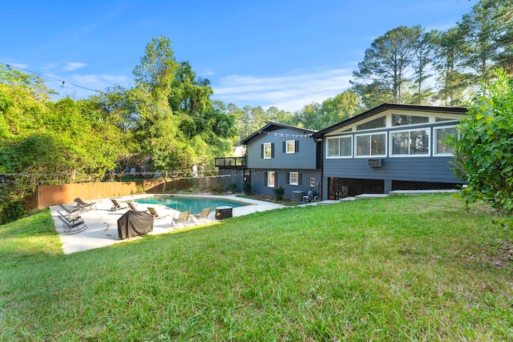 Grand Vista Retreat: The Grand Poolside Escape - South Fulton, GA