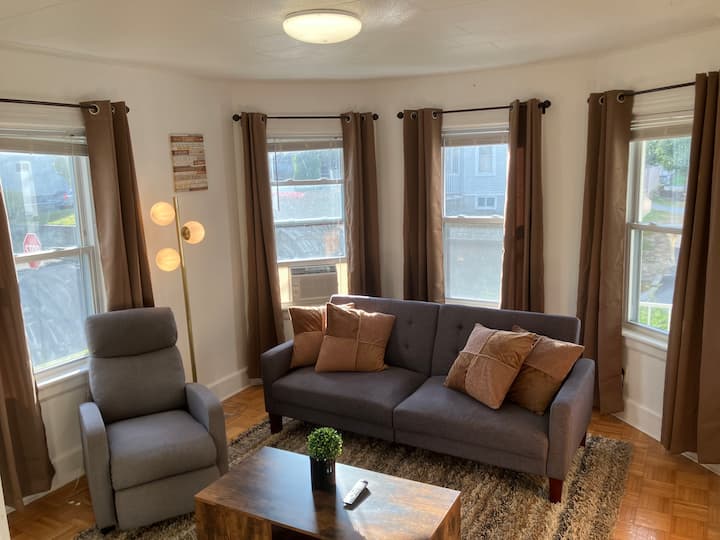 Nice 2br Apt Close To Everything - Cranston, RI
