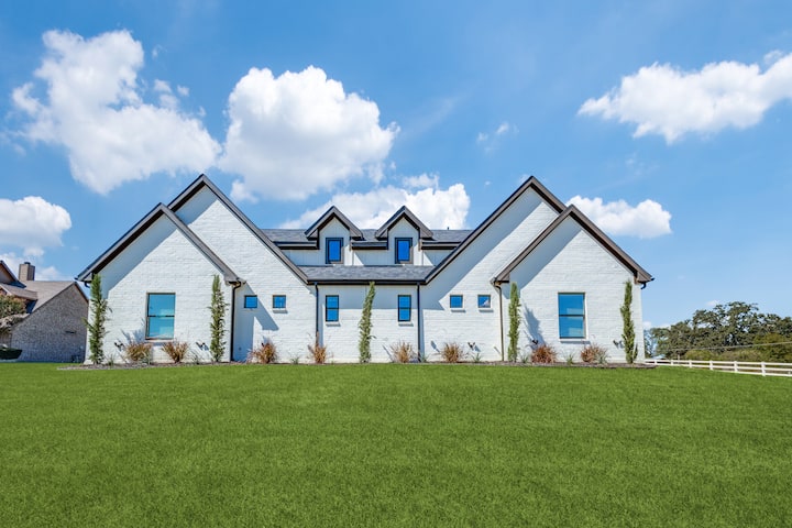 Modern Home Near I-35 - Corinth, TX