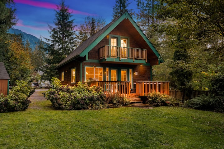 Idlyllic Riverfront 2-bed Cabin! - Gold Bar, WA