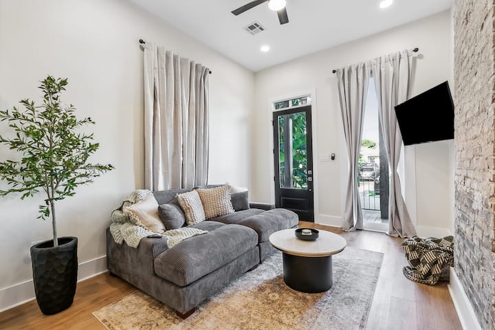 Peace On Peniston - A Mile Away From The Superdome - New Orleans, LA