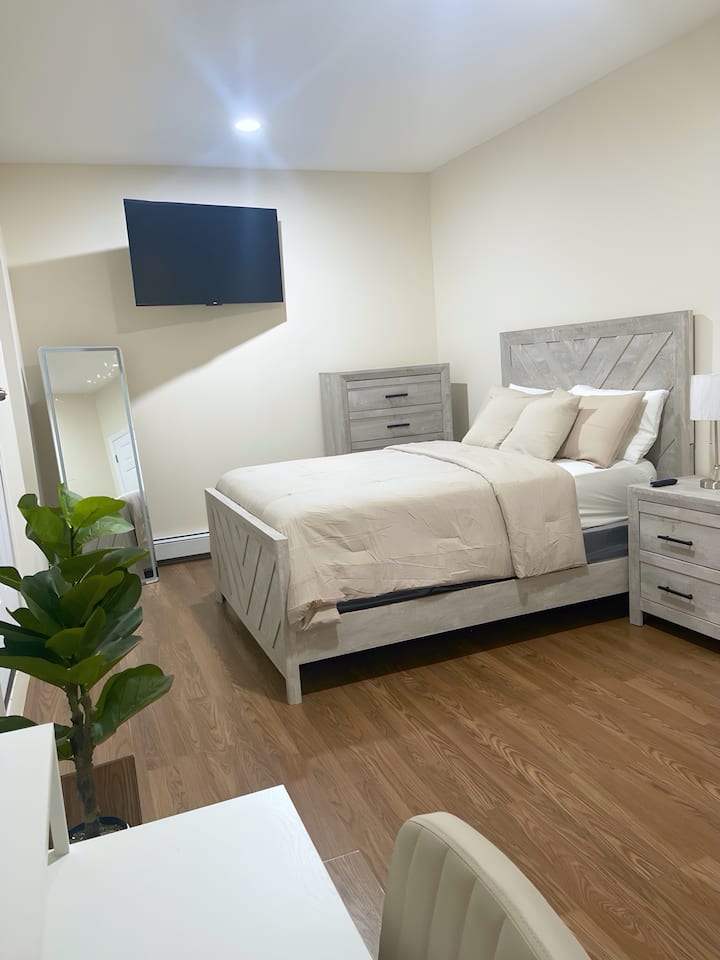 Large Cozy Bedroom With Patio - Close To Airports - Brooklyn, NY