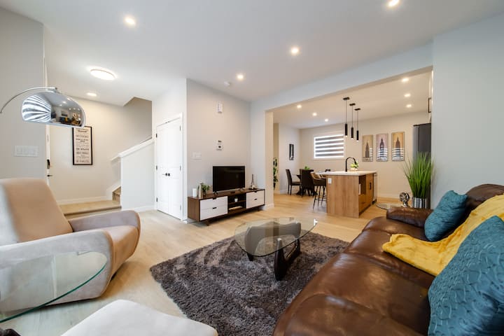 ~Cozyspacious3bedroomretreat~freeparking•2.5bath - Edmonton