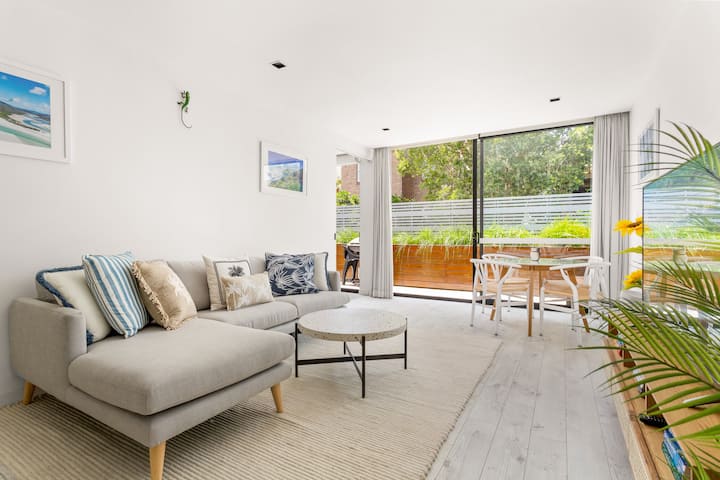 Sleek 2 Bed Apartment One Minute Walk To Beach! - Manly