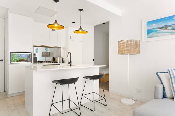 Sleek 2 Bed Apartment One Minute Walk To Beach! - Manly