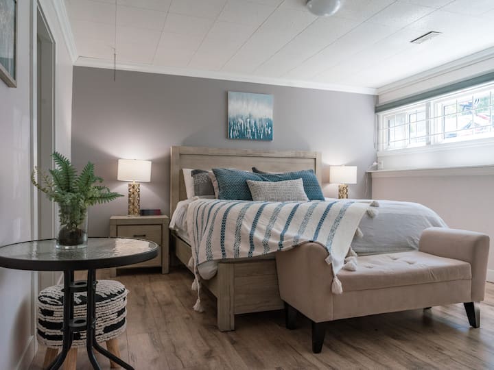 Cheerful Home Close To Downtown - Kelowna