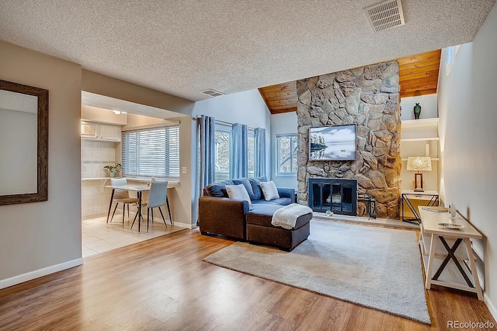 Beautiful Cabin Like Condo - Aurora, CO