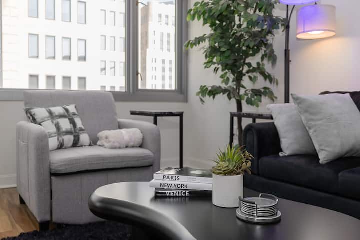 High Rise | Free Parking | Balcony | Spacious - Dallas, TX
