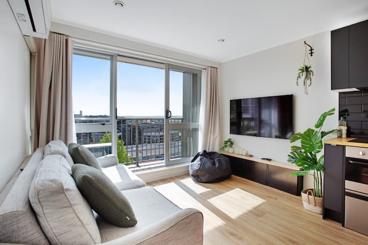 City Escape Apt With Views, Pool & Gym - Auckland
