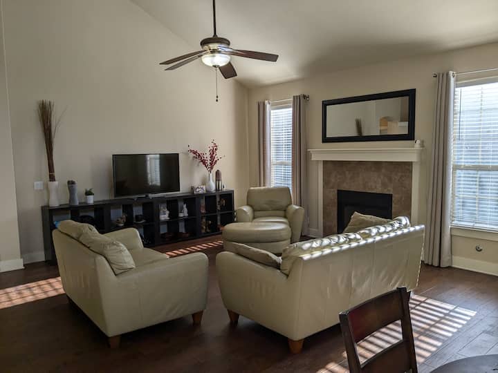 Neat 4bdrm House With Ev Charger - Austin, TX