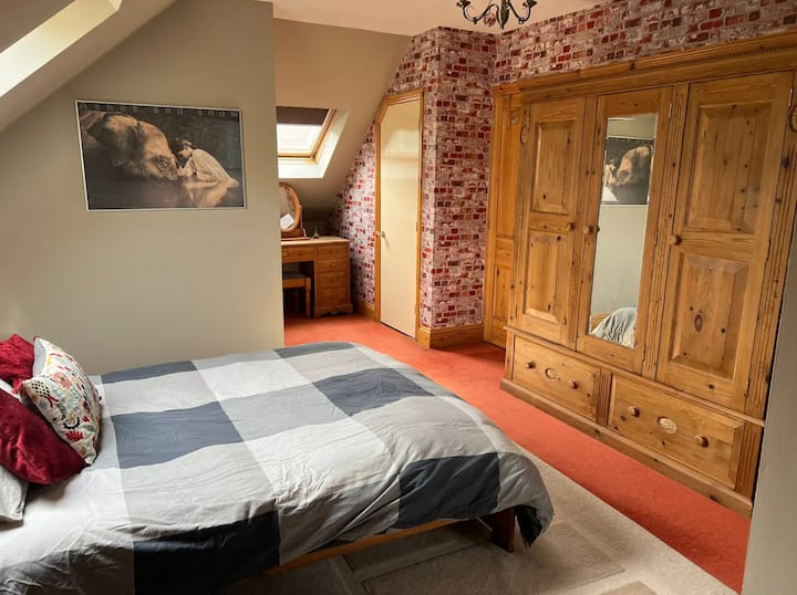 Ample Bedroom In Family Home - Brighton & Hove