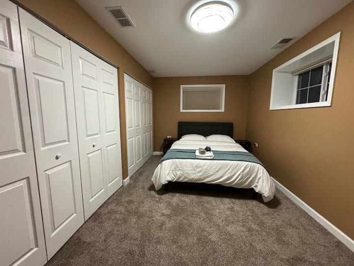 Room00 - Private Room & Shared Bathroom - Oak Park, IL
