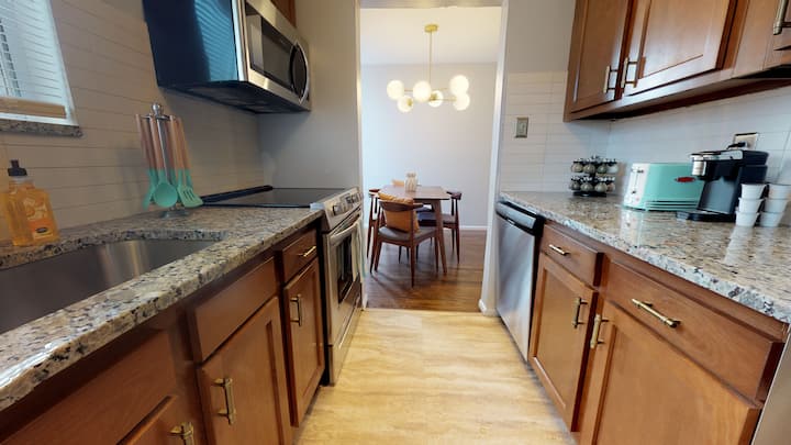 Royal Oak Retreat | Fully Equipped Condo - Troy, MI