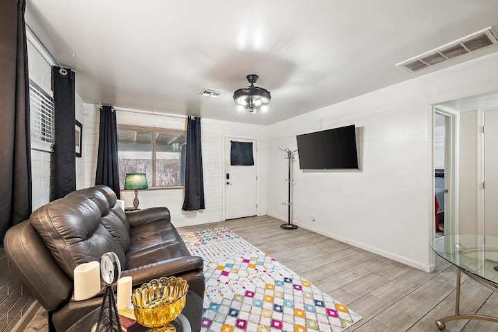 Charming 2br Home With Backyard, Bbq & Ev Charger - Phoenix, AZ