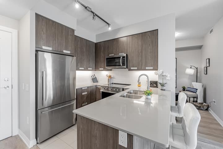Cozy Modern Condo With A View - Brampton