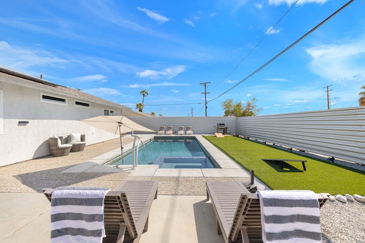 Desert Bliss Retreat: Pool, Spa & Mountain Views - Palm Springs, CA