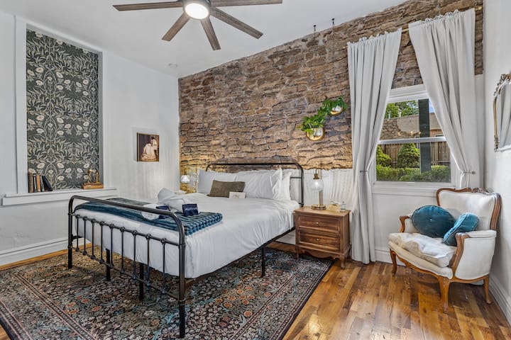 Innkeeper's Quarters In Arizona's Oldest Hotel! - Williams, AZ