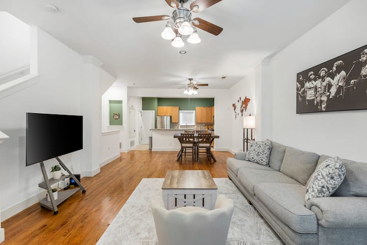 Townhome W/garage! By Oaklawn(long Term Stay Avail - Dallas, TX