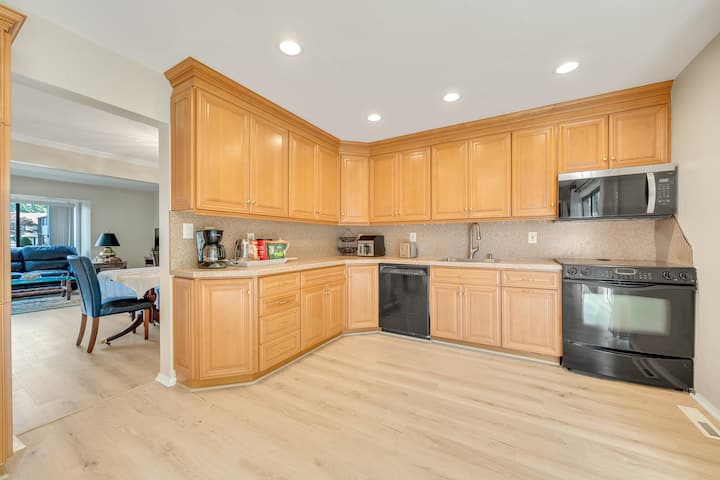 3 Bedrooms, 5 Beds By Nj Tpk 8 - Allentown, NJ