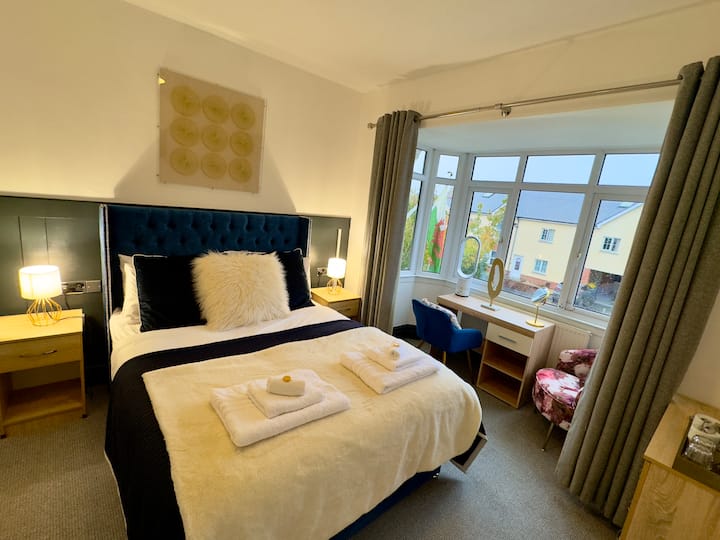 Your Home Away From Home (King Room With Bath) - Llanelli