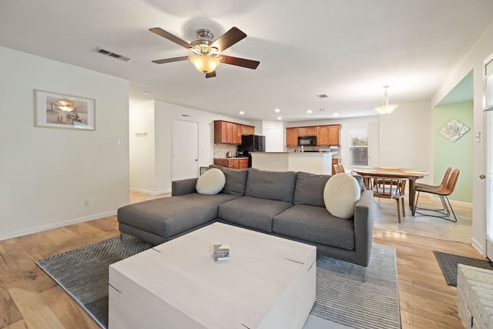 3b/2b Large Fenced Yard, Pets Welcome + Ev Charger - Austin, TX