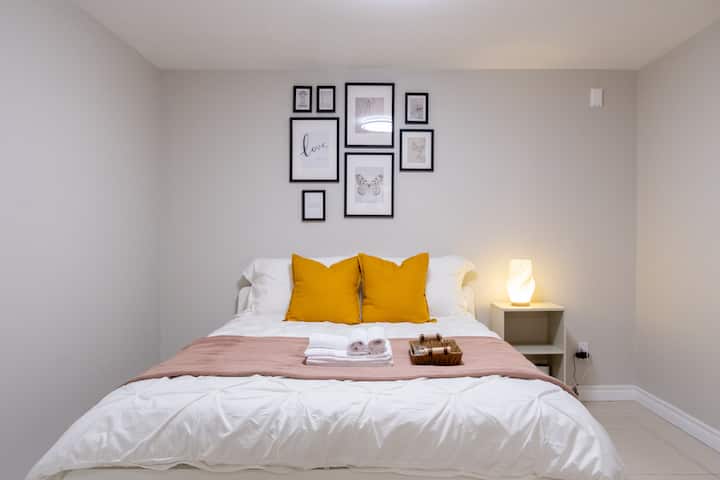 Hidden Gem - Comfy Room W/ Exclusive Bathroom - Toronto