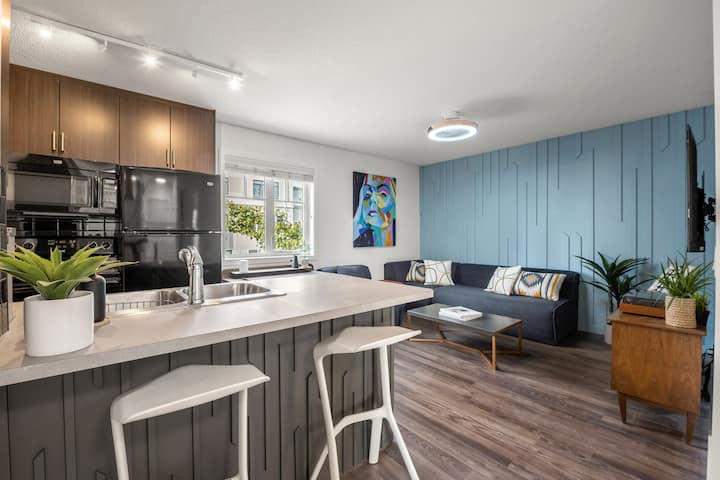 Stylish Unit In Historic Currie - Calgary