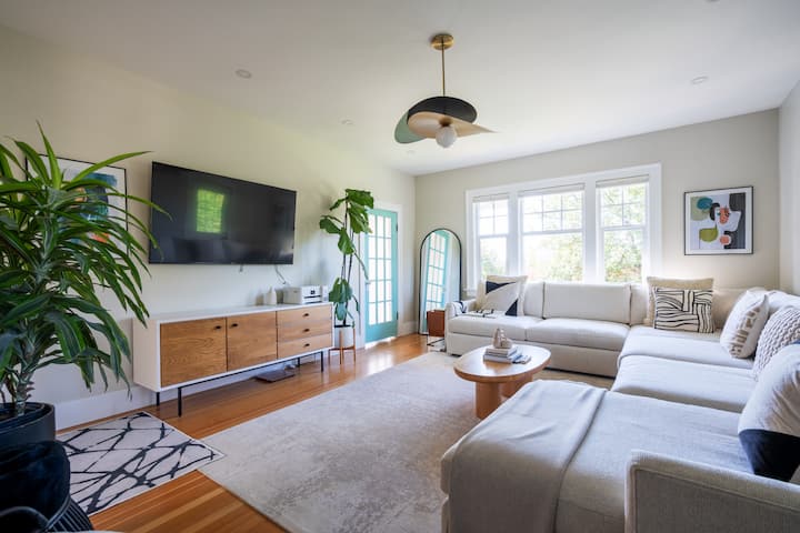 Stunning Family Home With Huge Yard - Vancouver Island