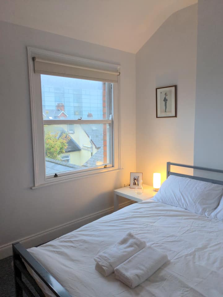 Walk To City, Clean, Basic, Tidy Flat + Parking - Belfast