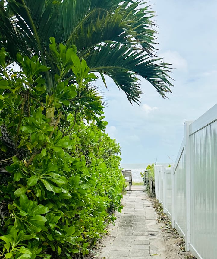 Private Beach Access 2be/1ba House & Free Parking - Indialantic, FL