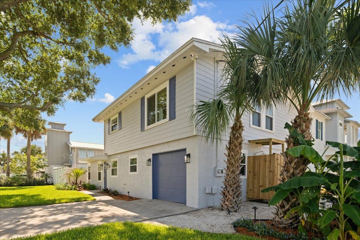Beach Retreat | Stylish, Dog-friendly, Work-ready - Atlantic Beach, FL