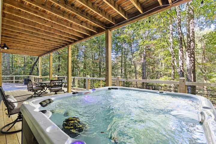 Kings Beds, Spa, Game Room, Fire Pit, Creek-front! - Blue Ridge, GA