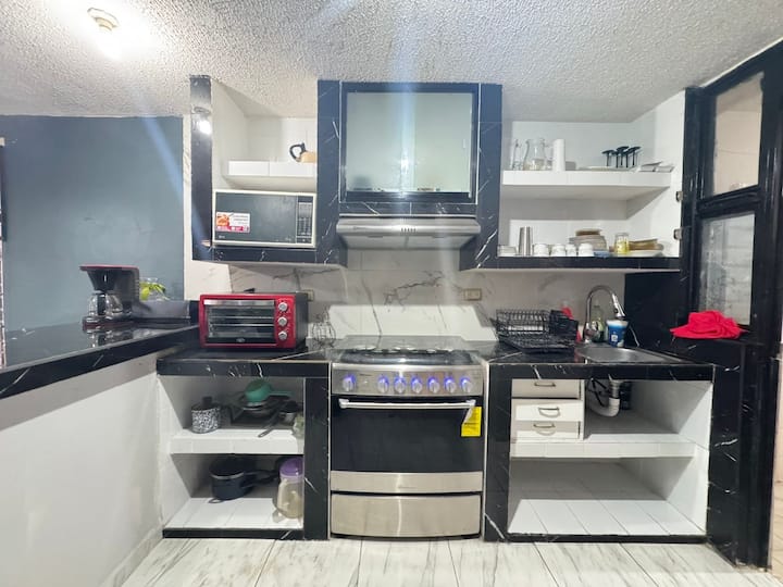 Casa De Dos Niveles Con Cochera - Monterrey