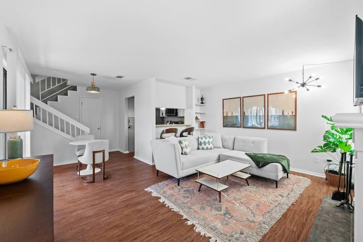 Newly Updated Atx Townhouse - Austin, TX