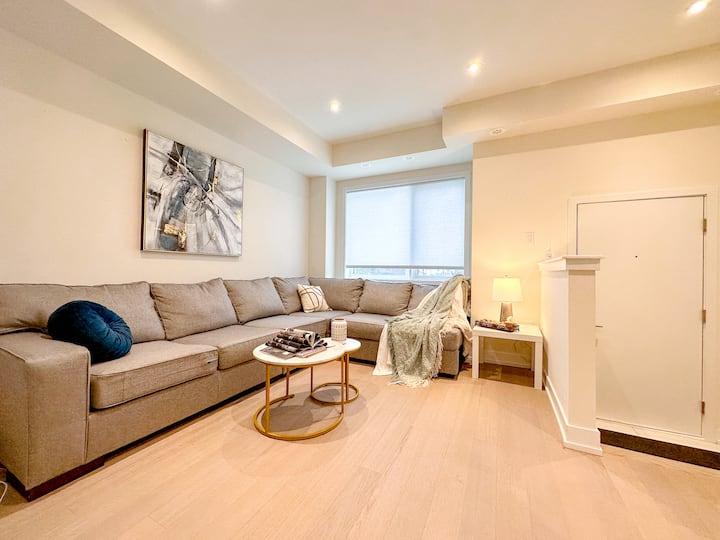 Chic Bedroom W/ Private Bath & Walk In Closet - Toronto
