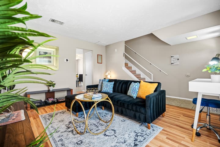 Relaxing Townhouse Escape In Grand Prairie! - Grand Prairie, TX