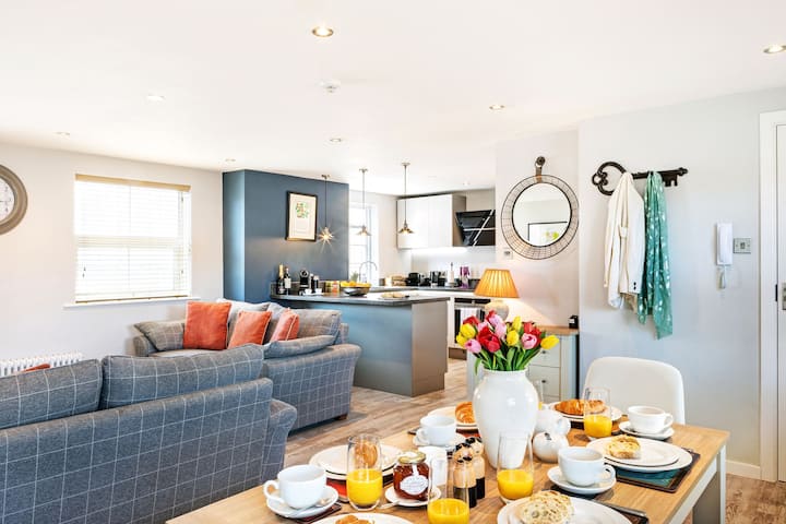 Town Centre Penthouse Apartment & Secure Parking - Harrogate