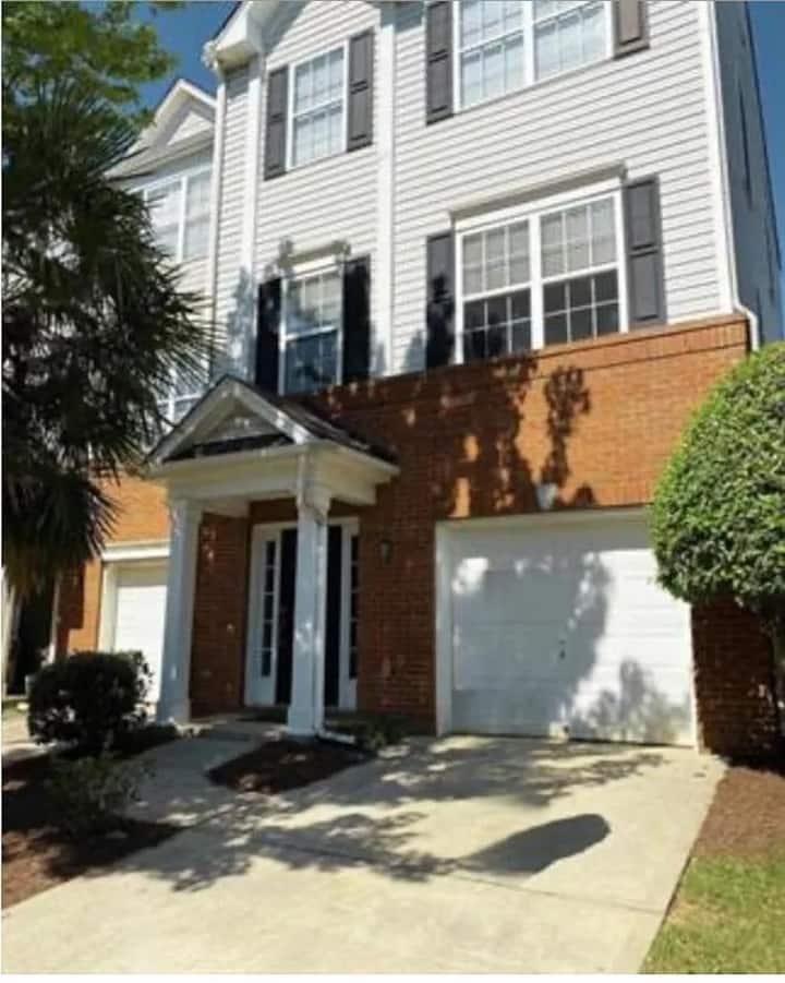 Stylish 3-bed, 3-bath Escape - Greenville, SC