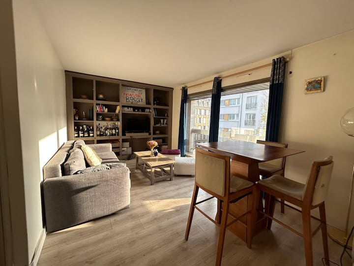 Bright Apartment With Balcony - Paris