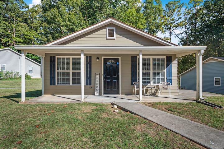 Cozy 3br2ba Retreat W/ Modern Comforts In Marietta - Marietta, GA