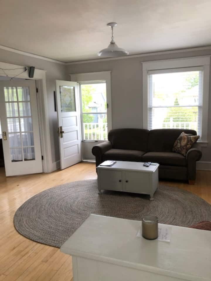 Near Lake, Upstairs Luxury Apt With 2 Bedrooms. - Sheboygan, WI