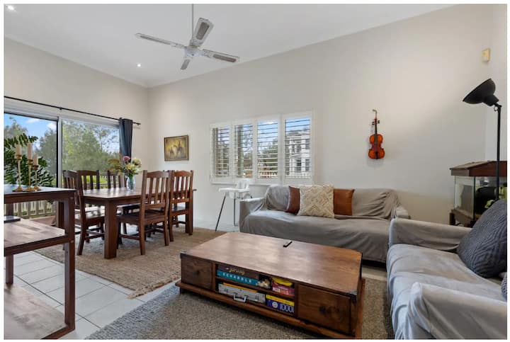 Lakefront House With Pool - The Entrance