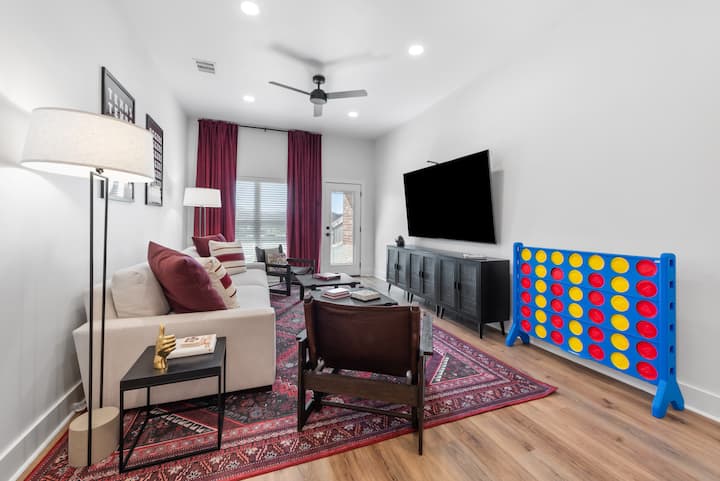 Lola’s House - 3 Br/3ba & Yard - Santa's Wonderland, College Station