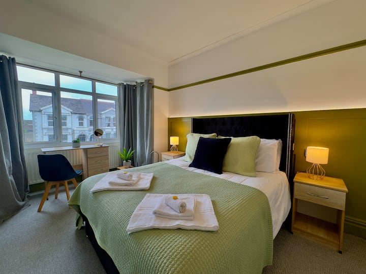 Your Home Away From Home ( King Room ) - Llanelli