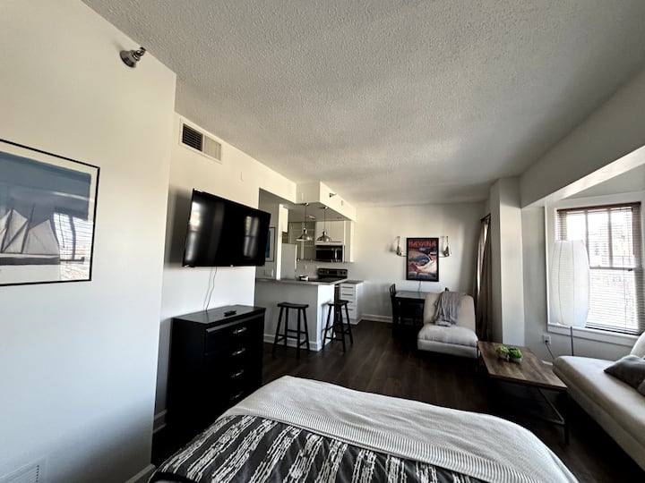 Downtown Studio W/ Full Kitchen - Crows Nest Drive – Indianapolis