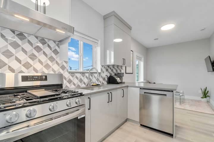 Charming 2br Lane Way Home - Vancouver